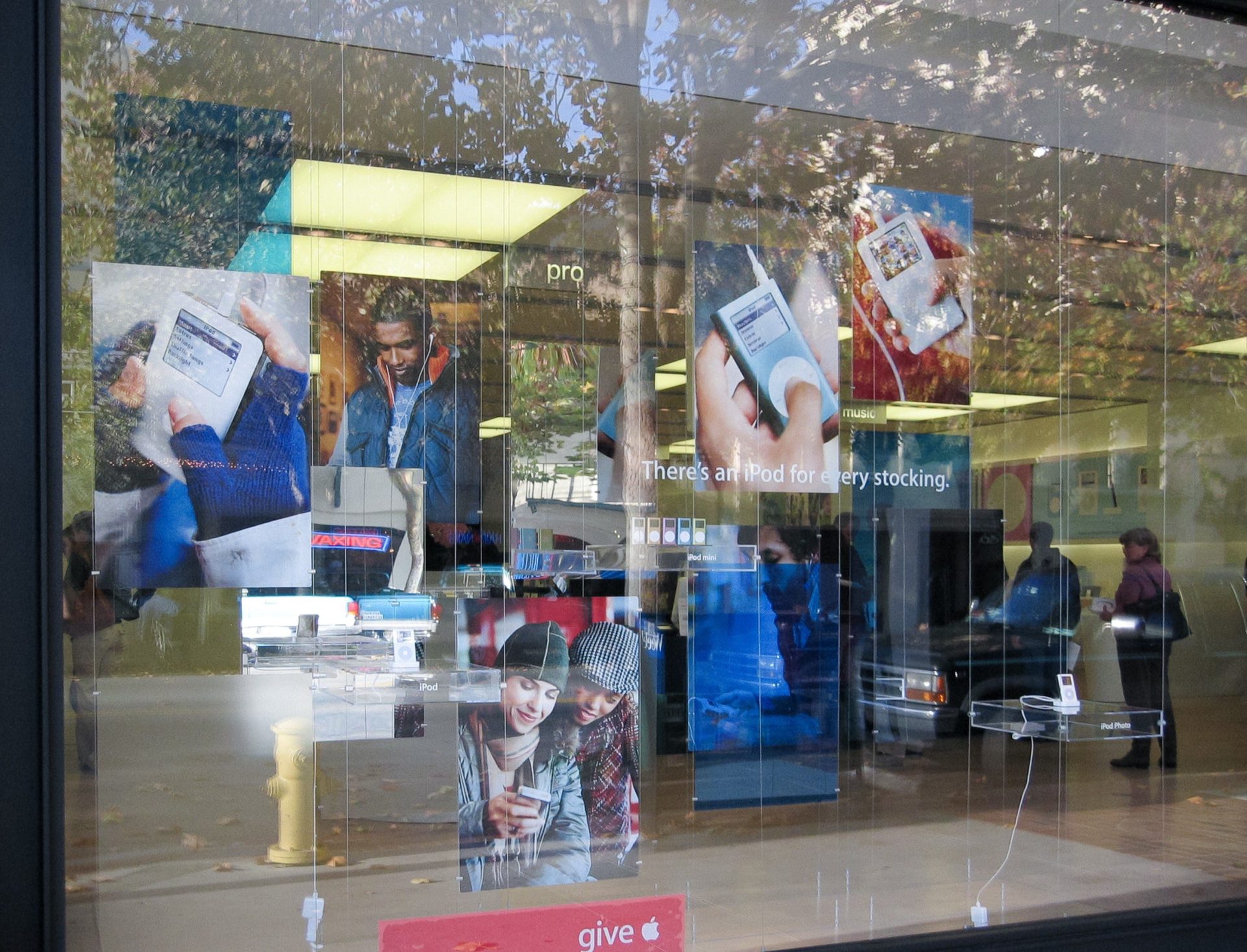 Window Displays: 101 Guide To Drive In-Store Traffic - FotoLog