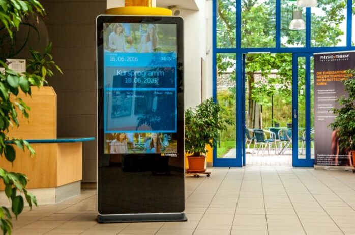 8 Ways Digital Signage Can Improve Employee Communication - FotoLog