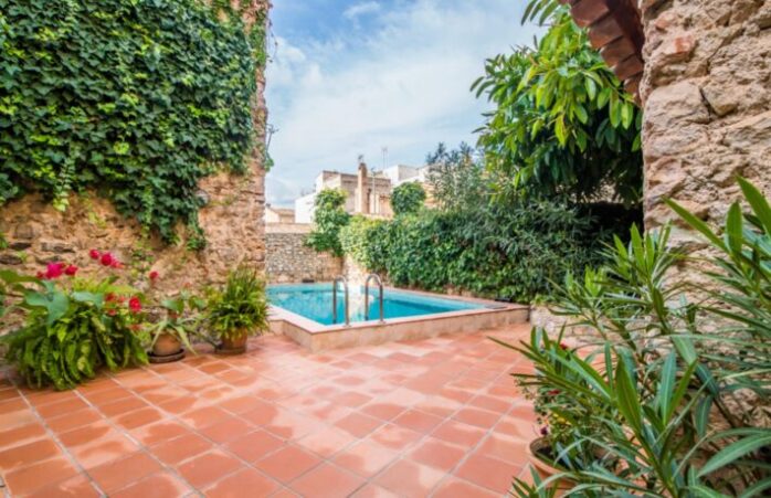 Benefits and Advantages of a Courtyard Pool - FotoLog