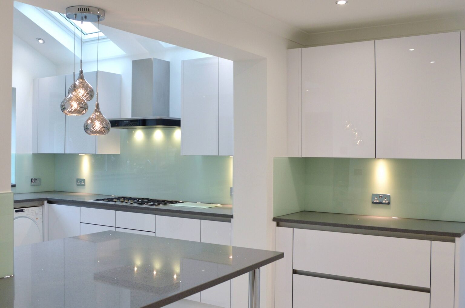 Vibrant and Functional: The Advantages of Color Glass Splashbacks in ...
